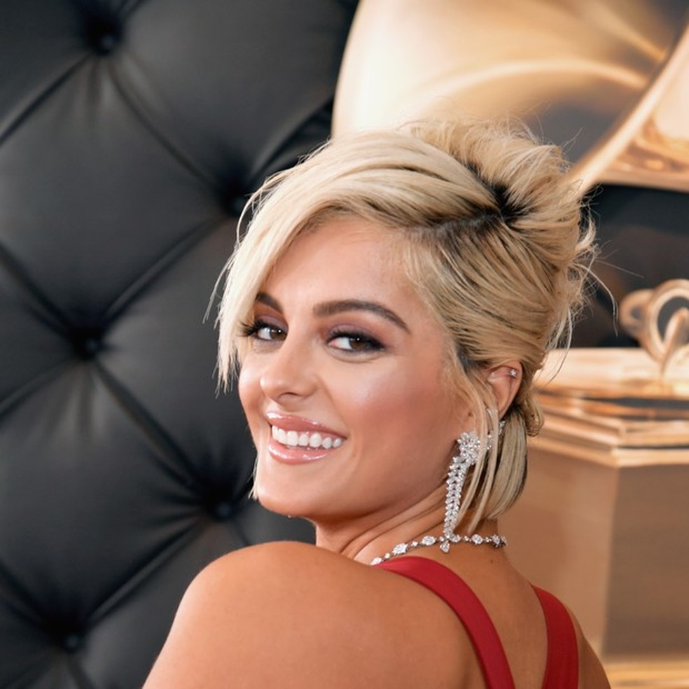 Após polêmica, Bebe Rexha deslumbra em premiação