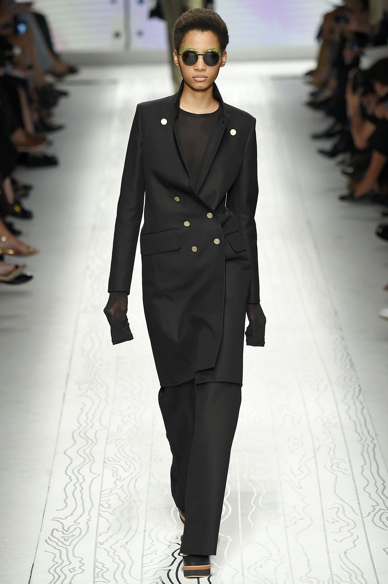 Max Mara explora o tema marinheiro pelo viés literário