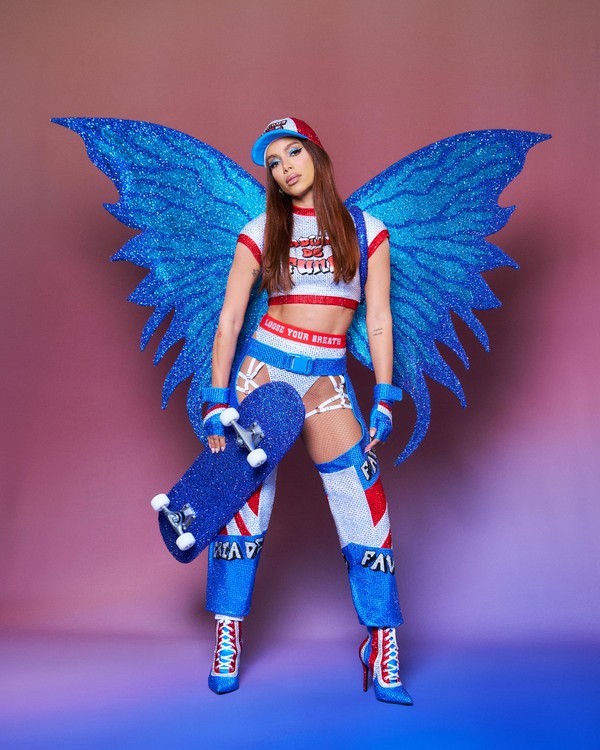 Anitta abre temporada pré-Carnaval com look em homenagem a Rayssa Leal