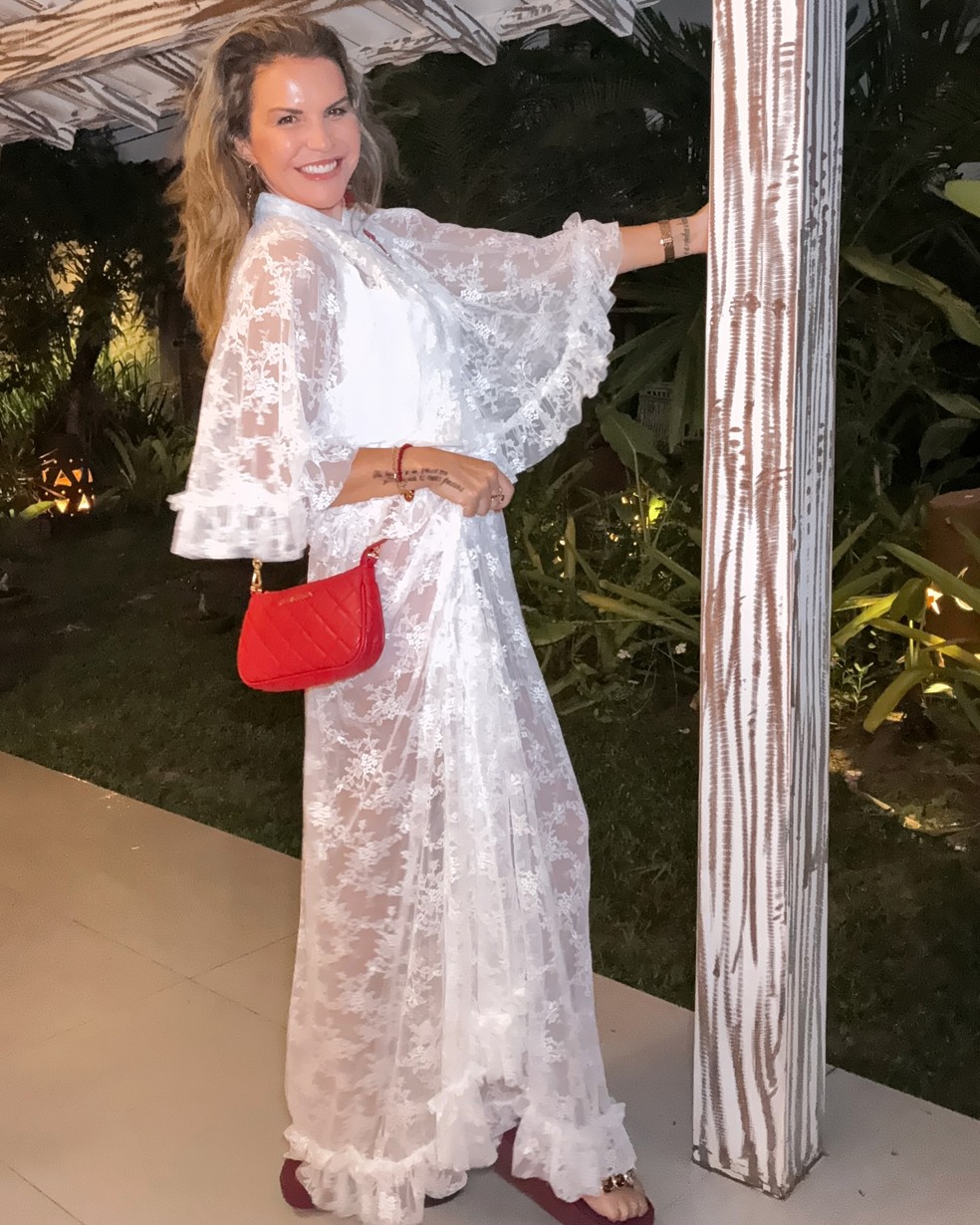 Katia Aveiro aposta em look transparente para curtir noite na Bahia