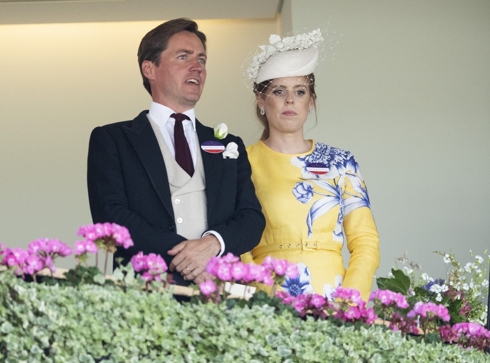 Andrew e Sarah Ferguson vão ao batizado da neta após perda de títulos