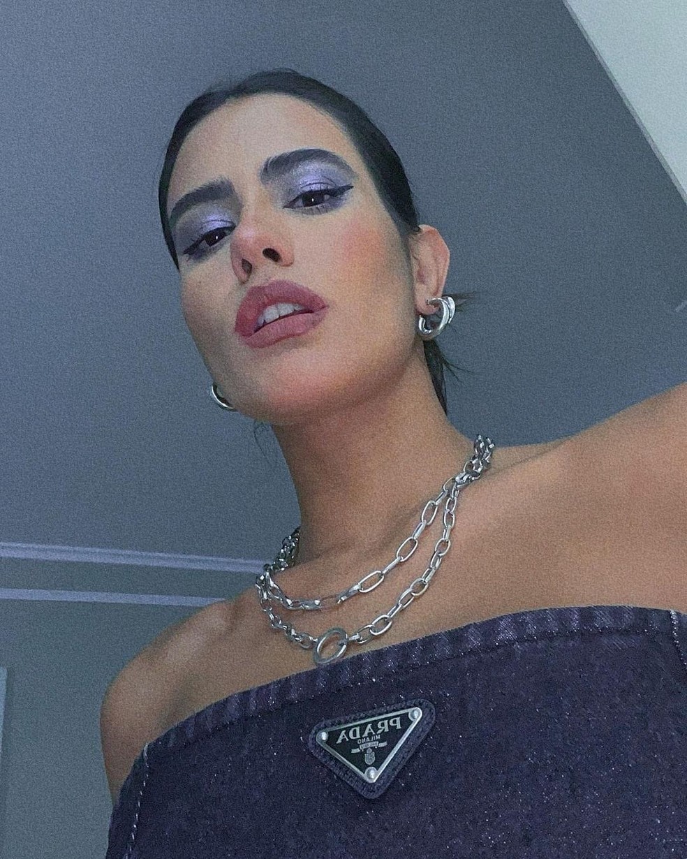 Antonia Morais para a web com look grifado