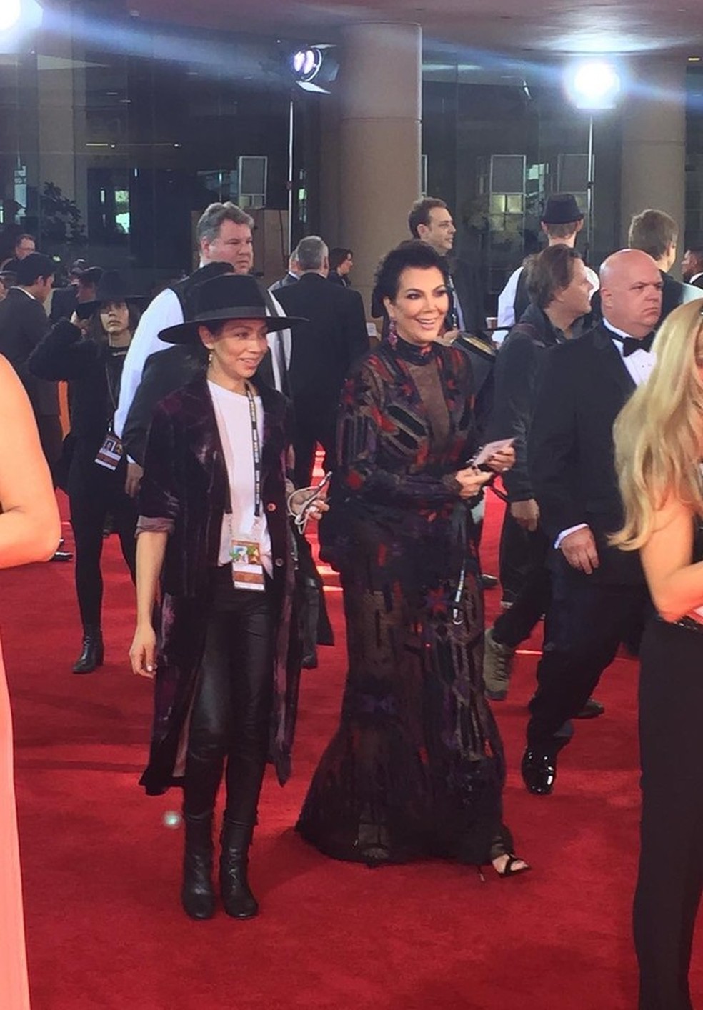 Kris Jenner aposta em look transparente no Globo de Ouro