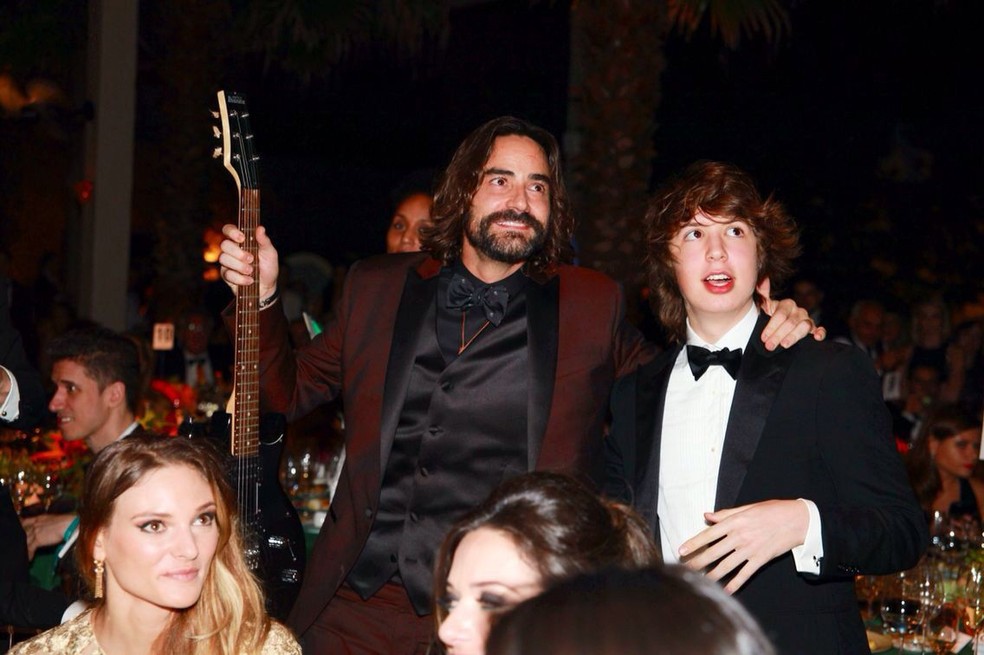 Lucas Jagger leiloa guitarra do pai por US$ 60 mil