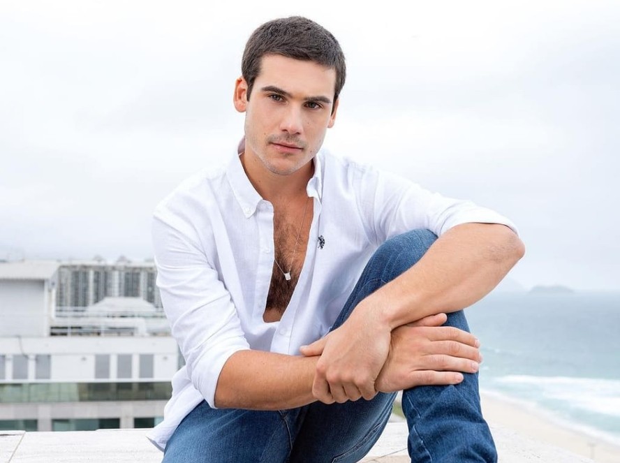 Nicolas Prattes esbanja charme e beleza em dia nublado