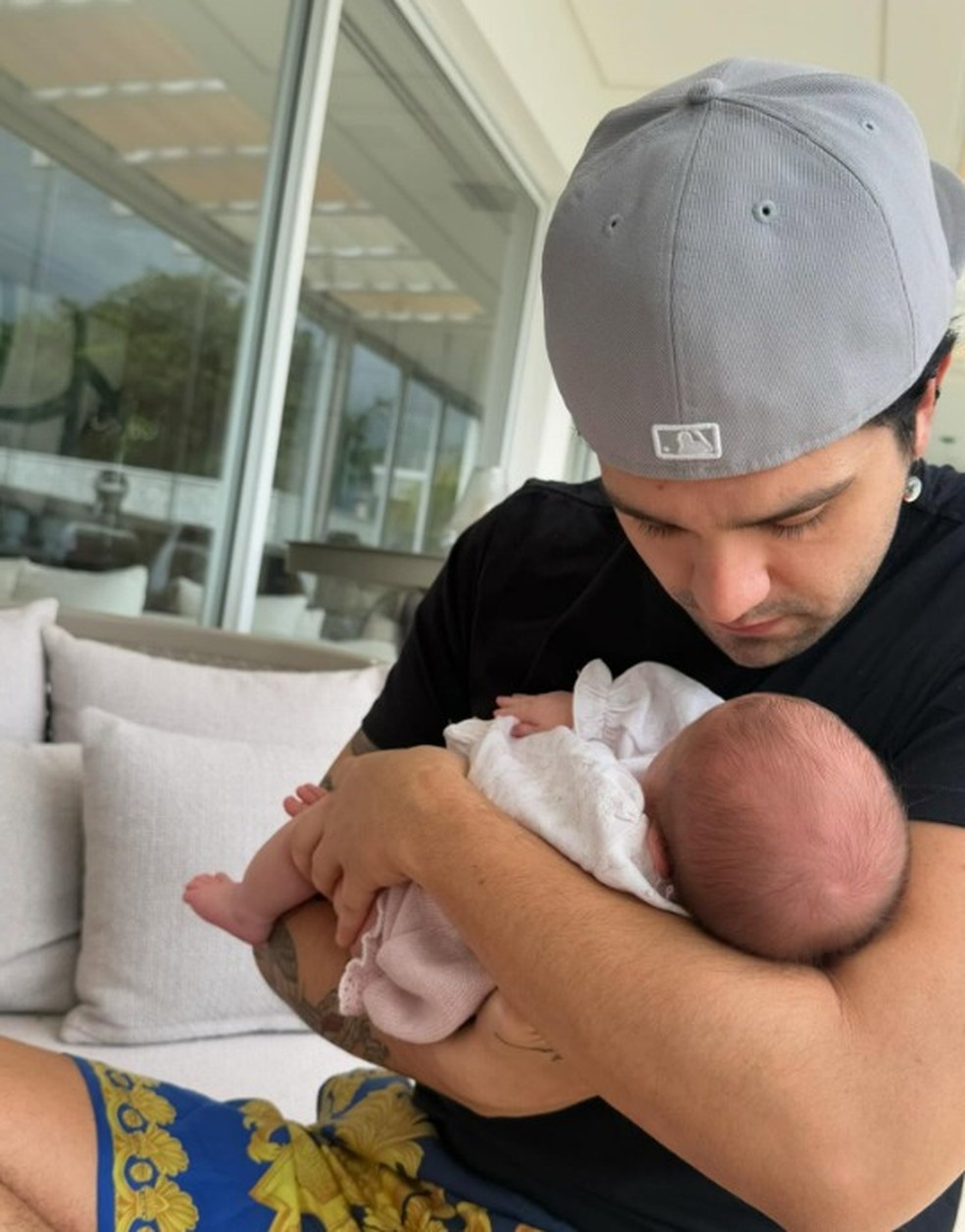 Luan Santana celebra o primeiro mês da filha, Serena