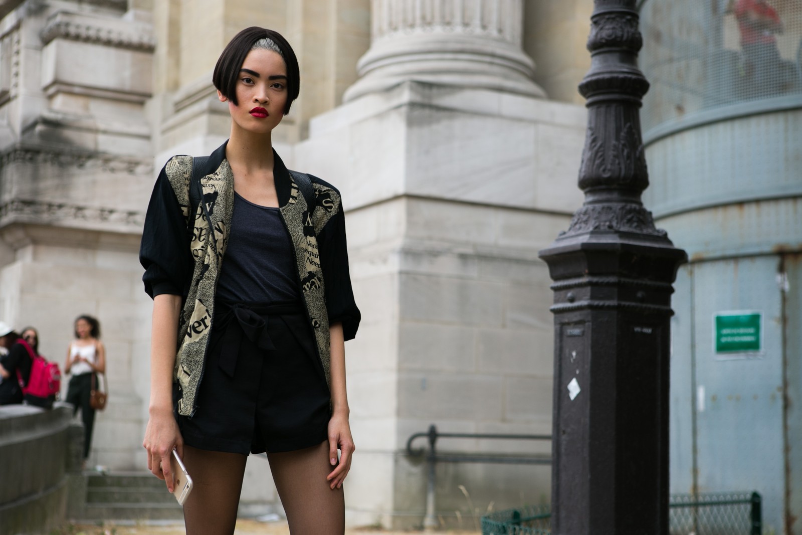 Street style: preto e branco dá o tom do off-catwalk da couture em Paris