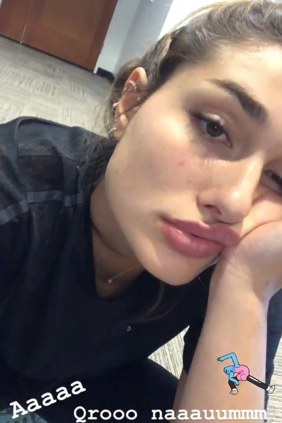 Sasha sofre de preguiça jogada no chão da academia em NY