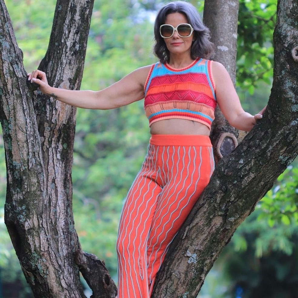 Maria Cândida sobe em árvore para celebrar a vida