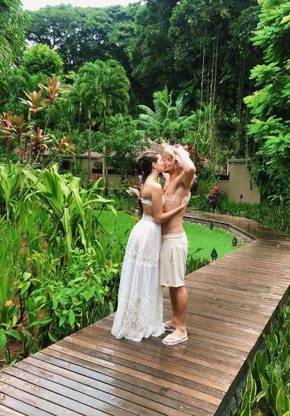 Klebber Toledo e Camila Queiroz curtem lua de mel em Seychelles: 'Que dia'