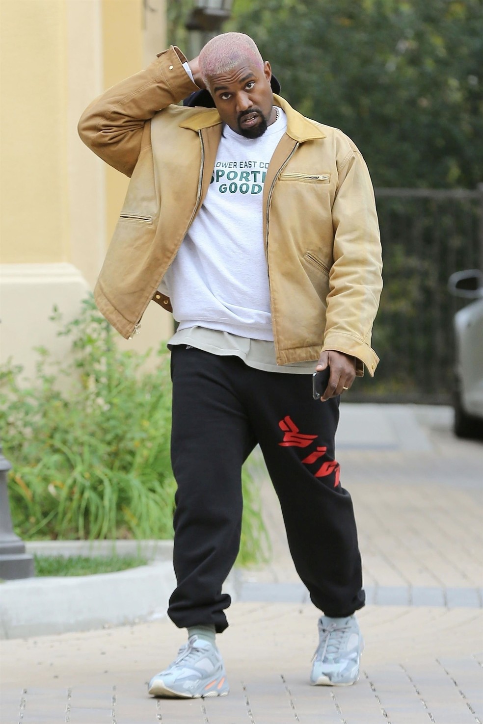 A nova cor de cabelo de Kanye West saiu de um algodão doce