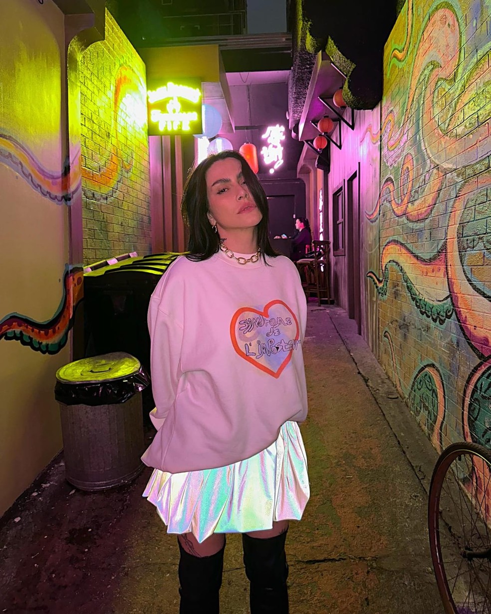 Cleo esbanja estilo ao usar look despojado em SP