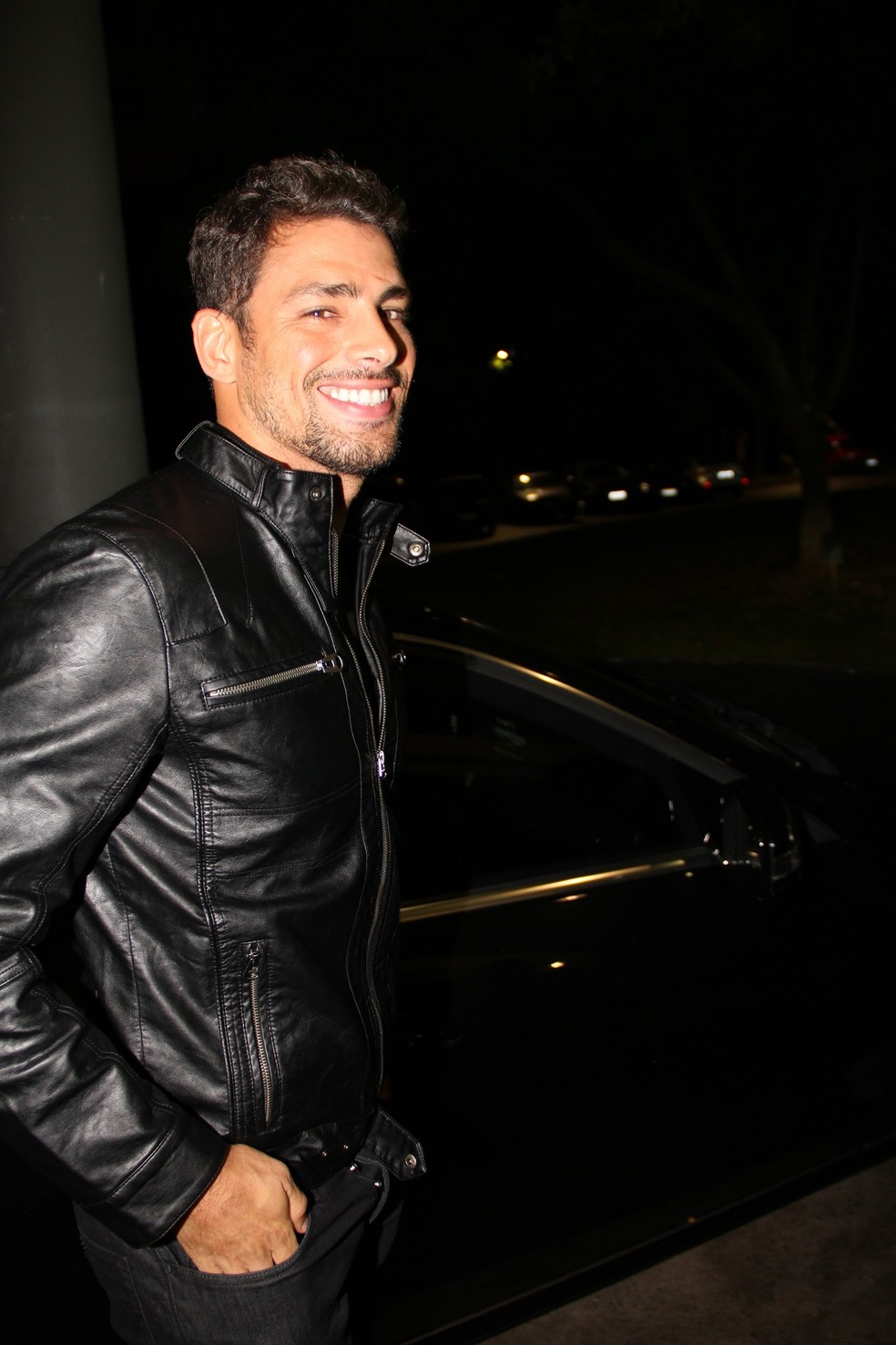 Cauã Reymond confere desfile da Ellus no último dia de SPFW