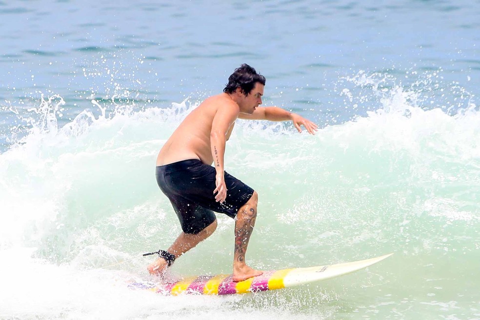 Felipe Dylon curte dia de surfe em praia no Rio