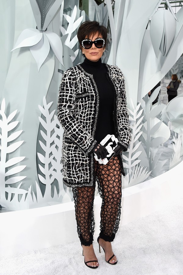 Kris Jenner assiste a desfile em Paris com calça totalmente transparente
