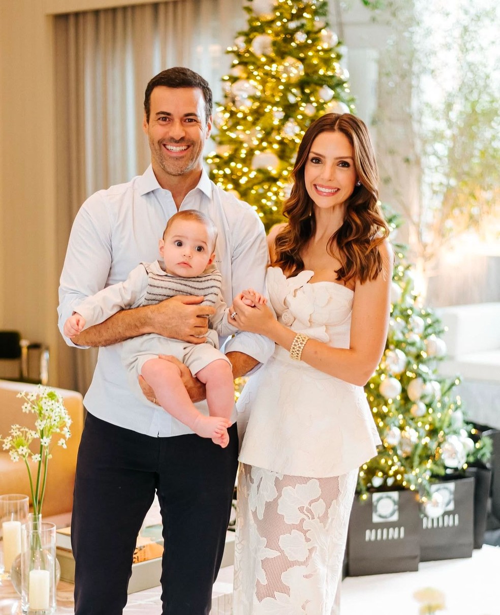 Carol Celico encanta web com cliques natalinos em família