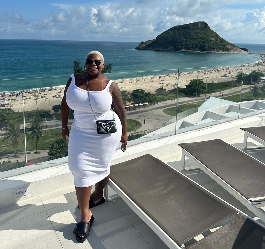 Jojo Todynho posa de vestido branco e peça grifada | Celebridades | Vogue