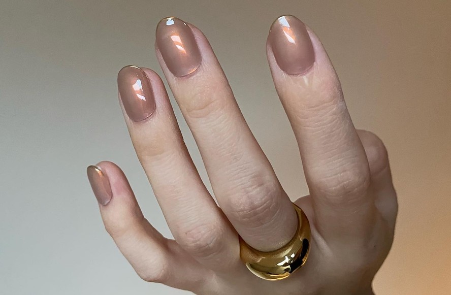 Glass nails: a nail art com efeito reluzente é tendência nesta temporada