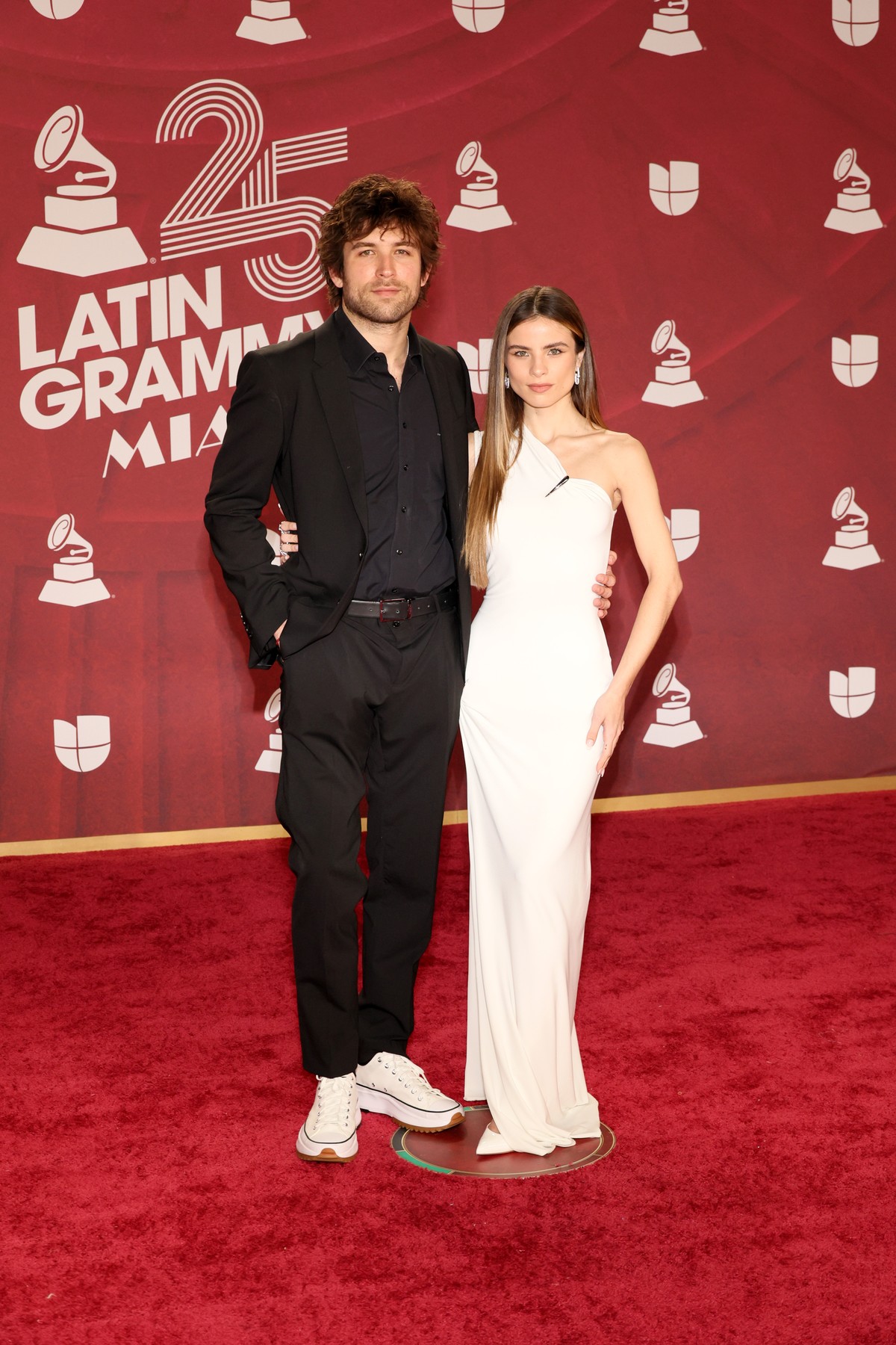 Giulia faz rara aparição ao lado do irmão no Grammy Latino