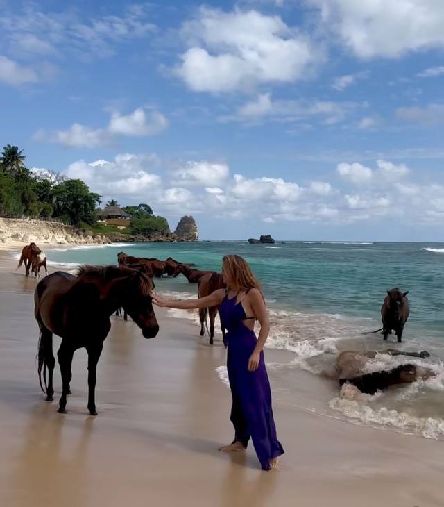 Elaine Mickely Abre álbum De Férias Na Indonésia