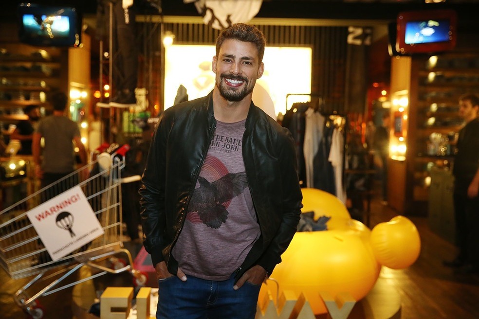 Cauã Reymond comenta Dia da Mulher: 'elas são mais inteligentes'