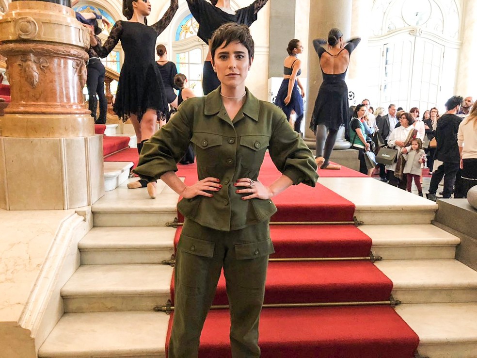 Fernanda Vasconcellos exibe novo visual no desfile de Reinaldo Lourenço
