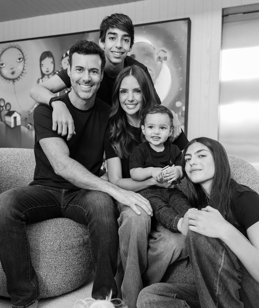 Carol Celico se derrete pela família