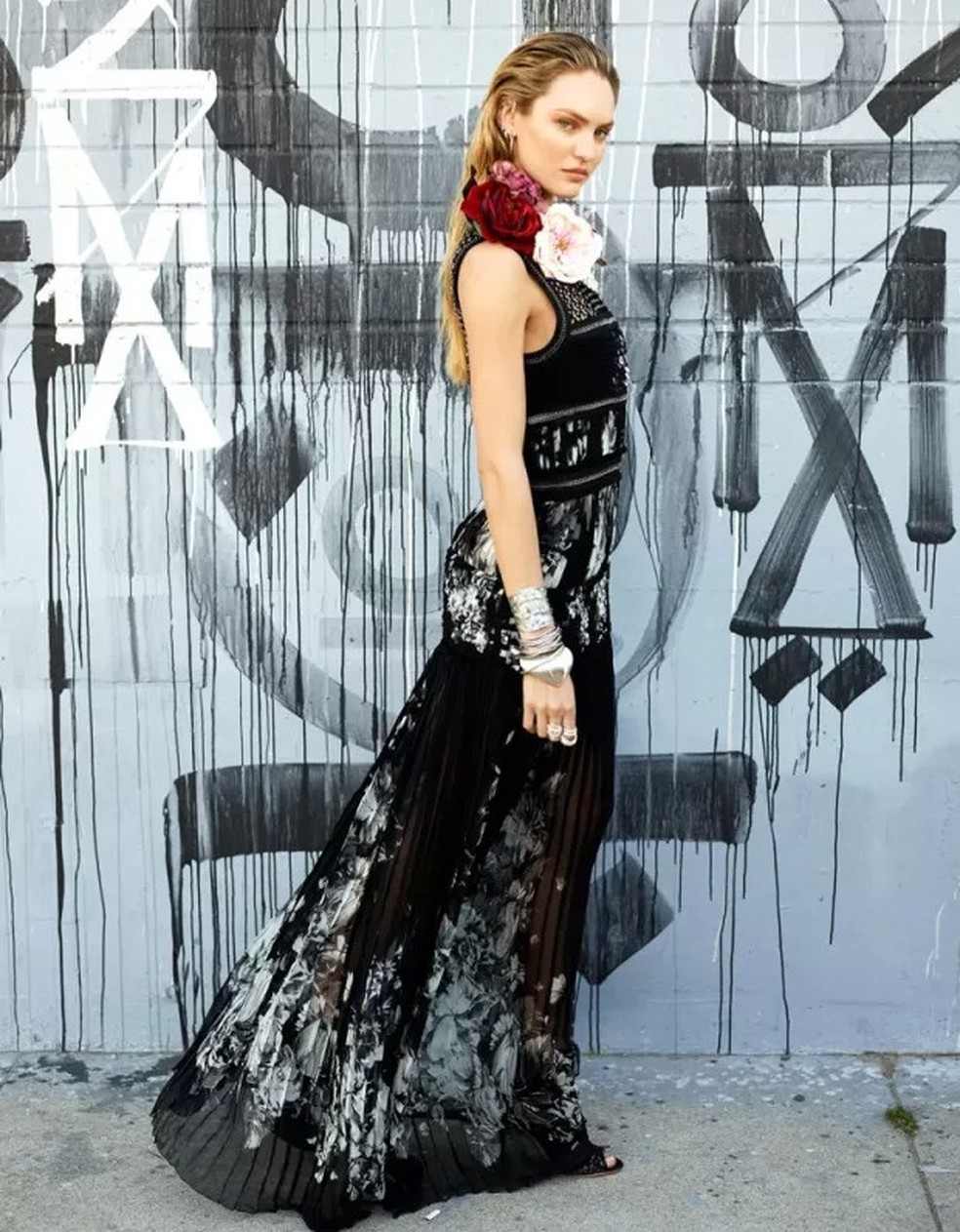 Candice Swanepoel aparece com piercing no nariz em novo editorial