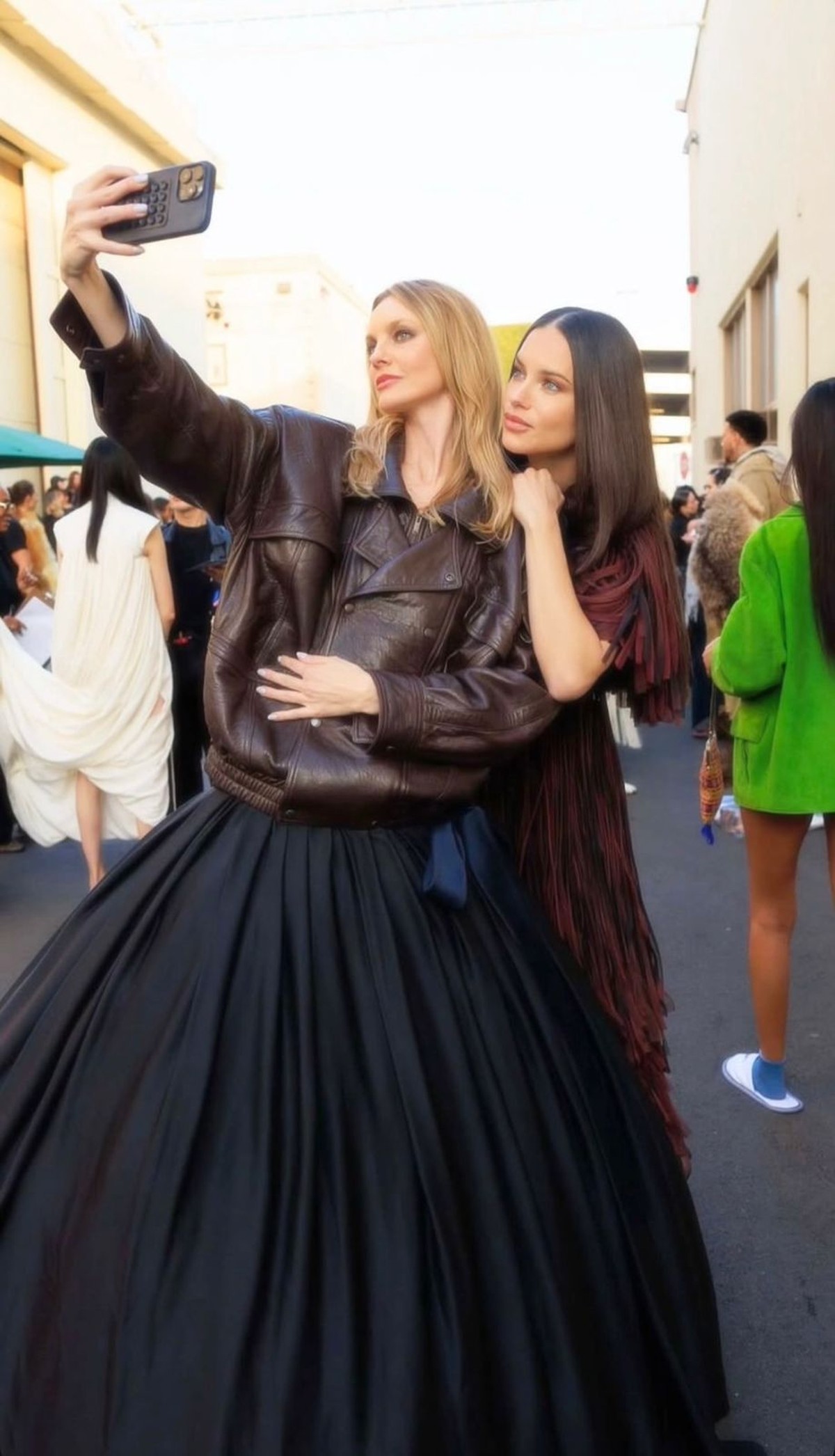 Adriana Lima a Carol Trentini desfilam no Vogue World Hollywood