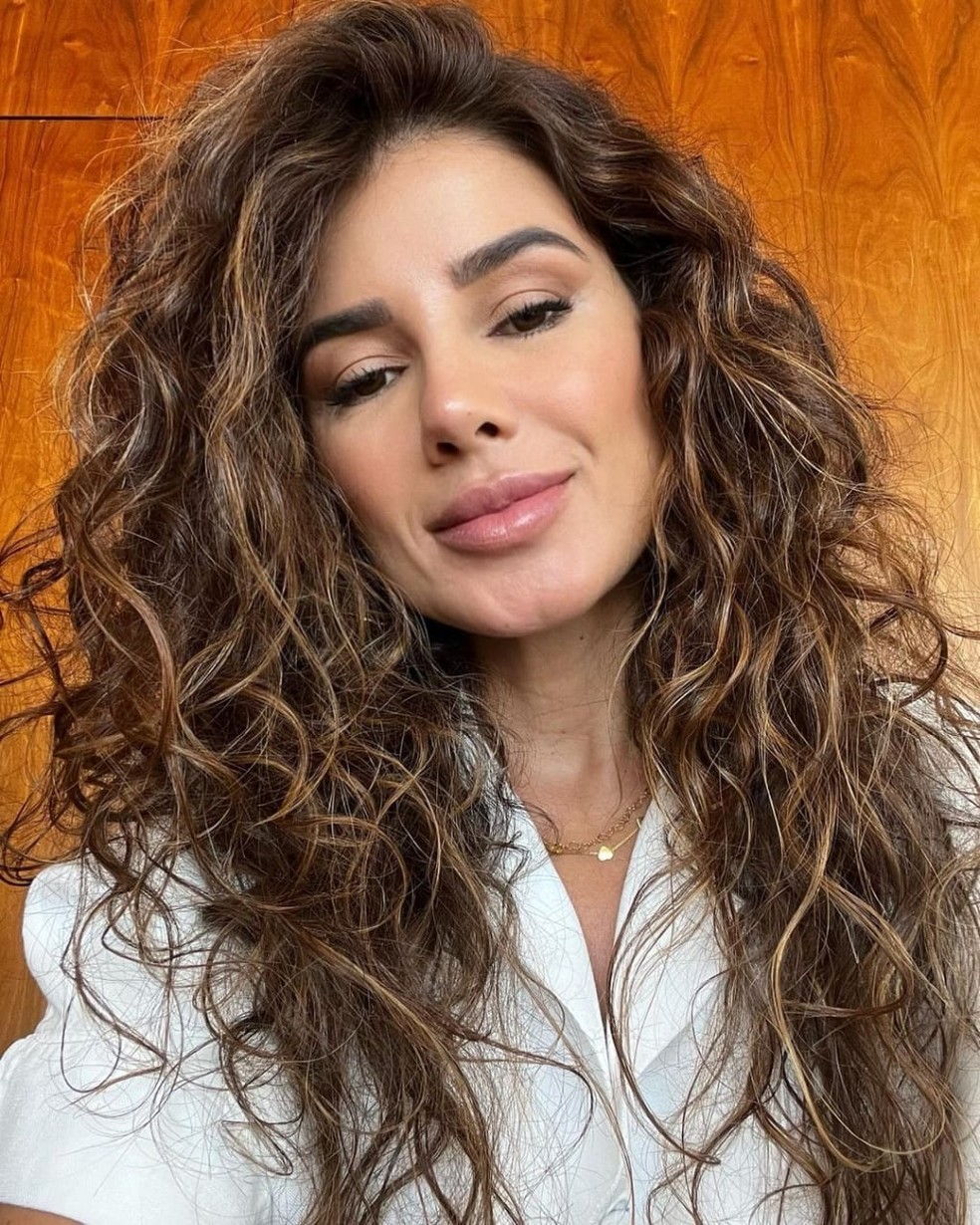 Paula Fernandes encanta ao exibir cabelos naturais