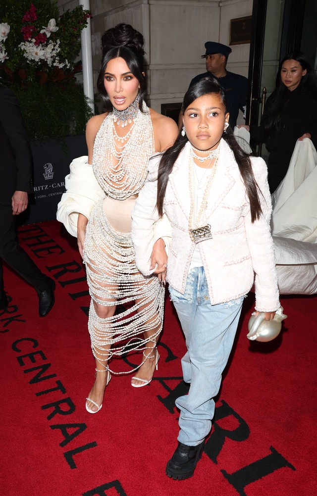 Kim Kardashian usa vestido com mais de 50 mil pérolas verdadeiras para ...