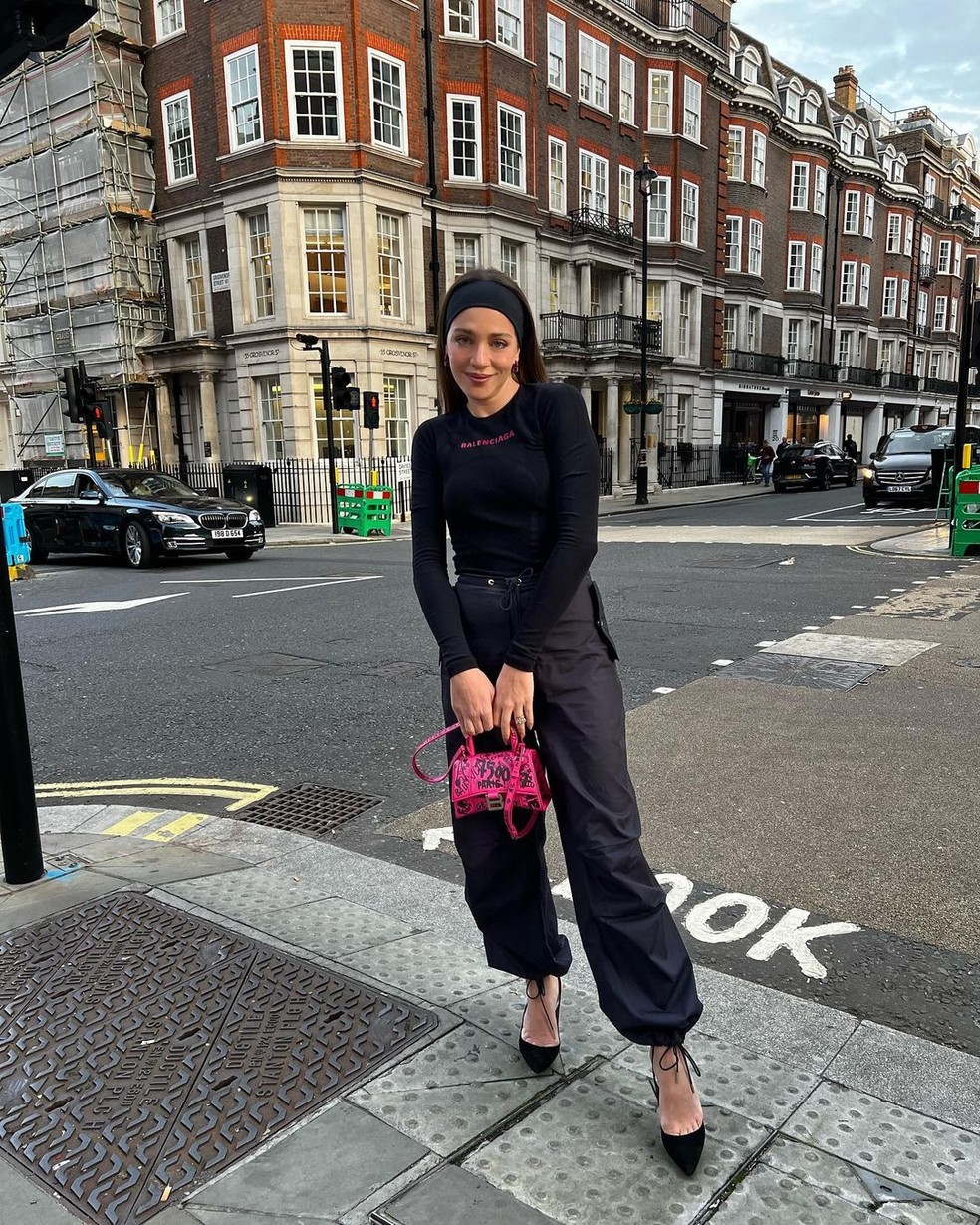 Luma Costa exibe looks eleitos para passear pelas ruas de Londres