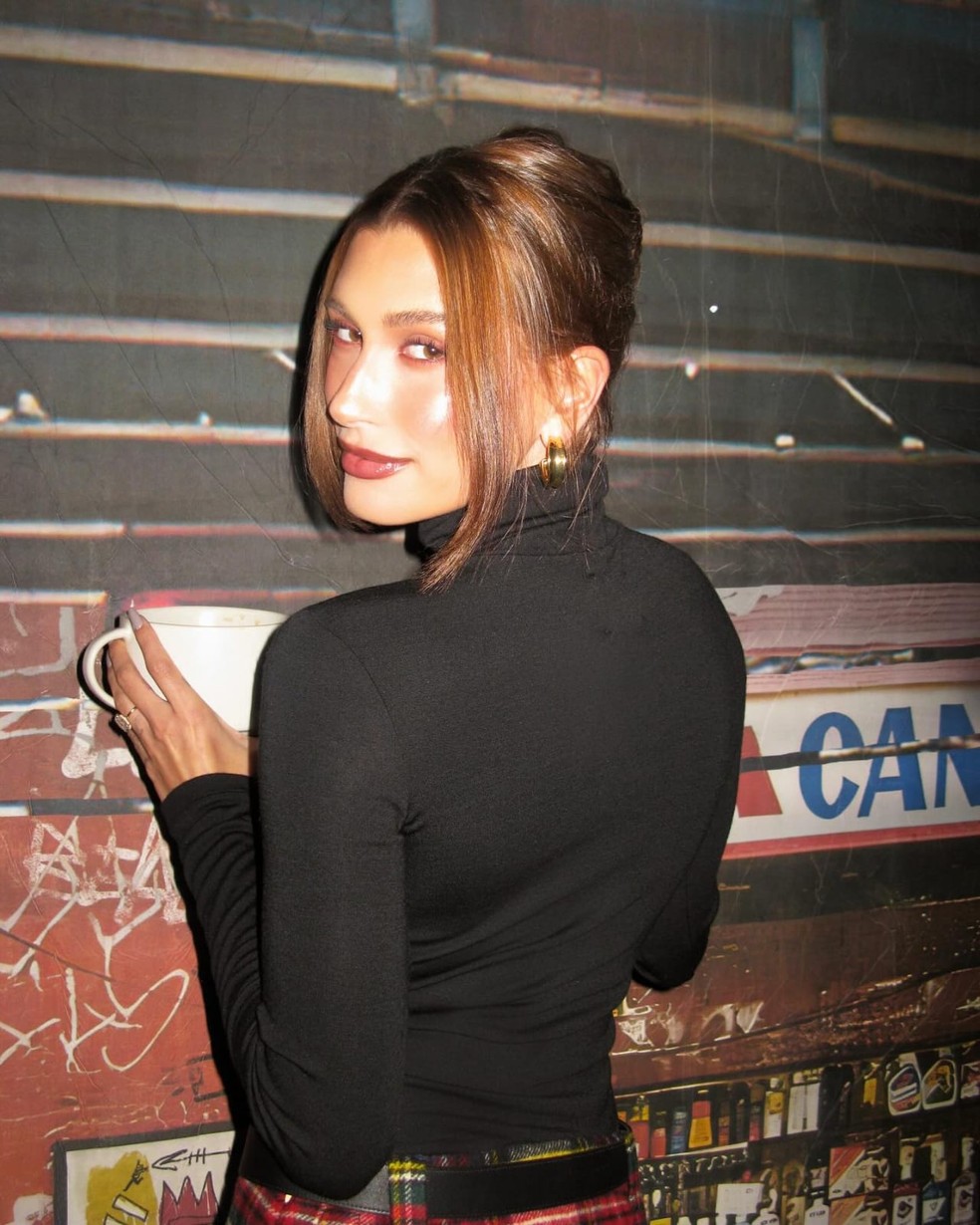 Hailey Bieber abre o álbum do mês de outubro