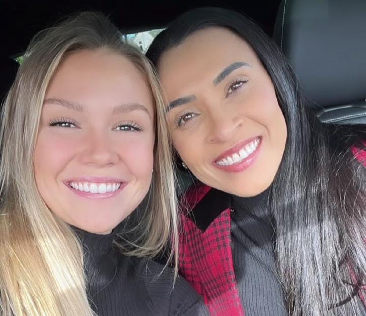 Marta se declara à namorada, Carrie Lawrence, em aniversário de 26 anos