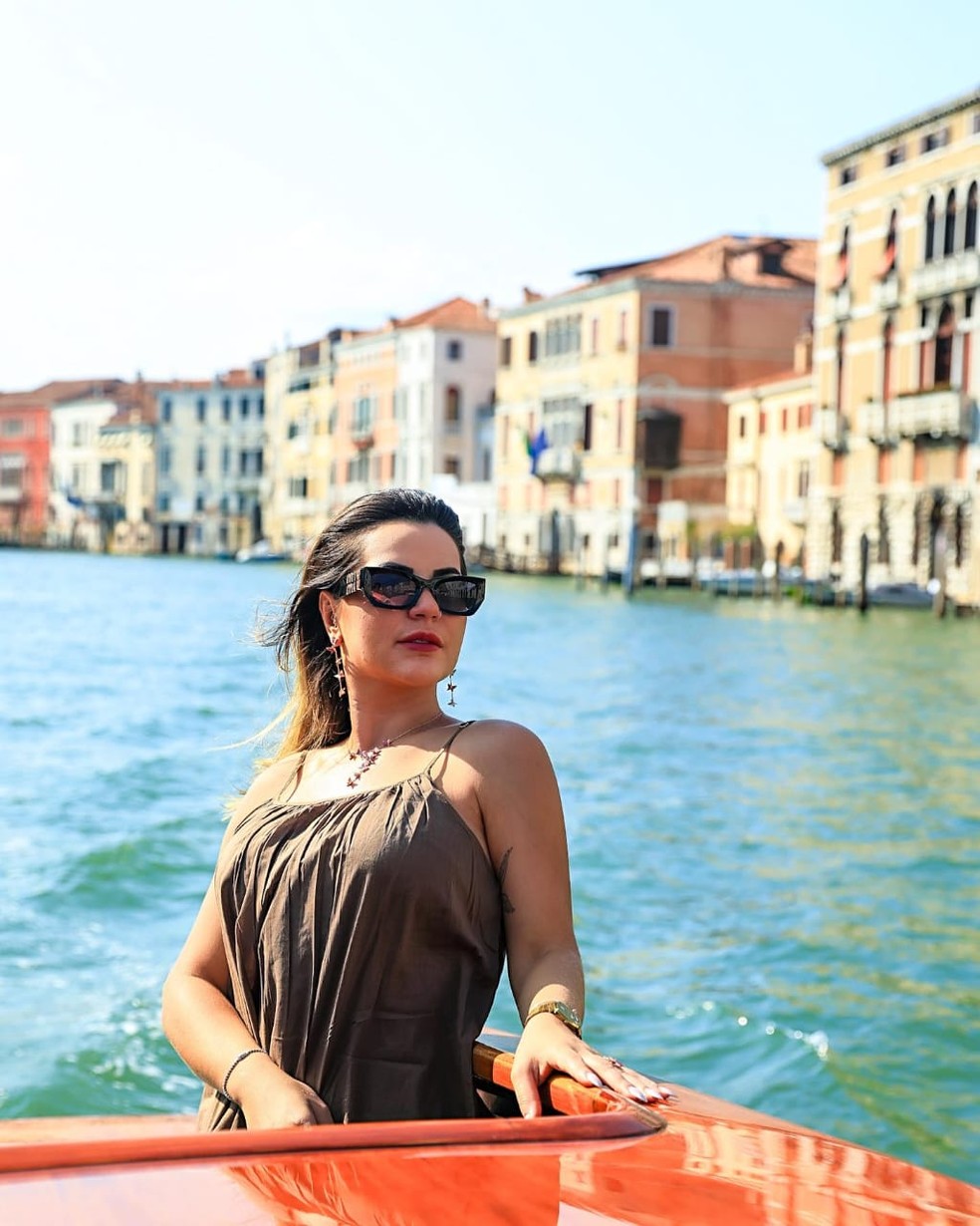 Deolane Bezerra abre álbum de viagem a Itália