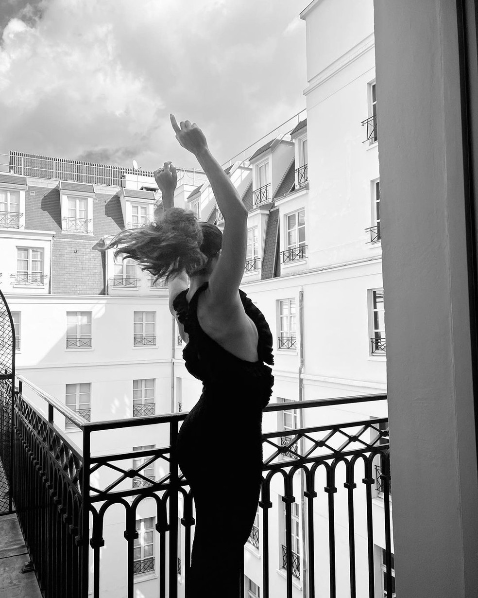 Juliana Paes mostra bastidores da foto perfeita em Paris