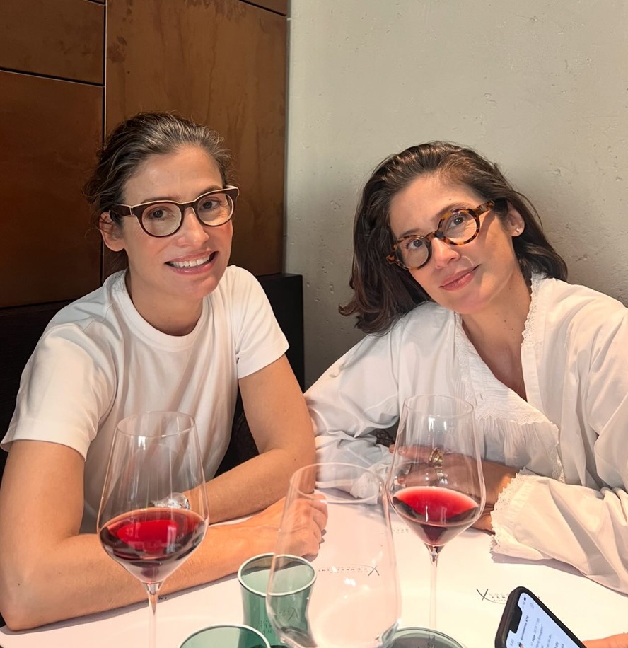 Renata Vasconcellos posa com irmã gêmea e seguidores reagem: 'Quem está confuso?'