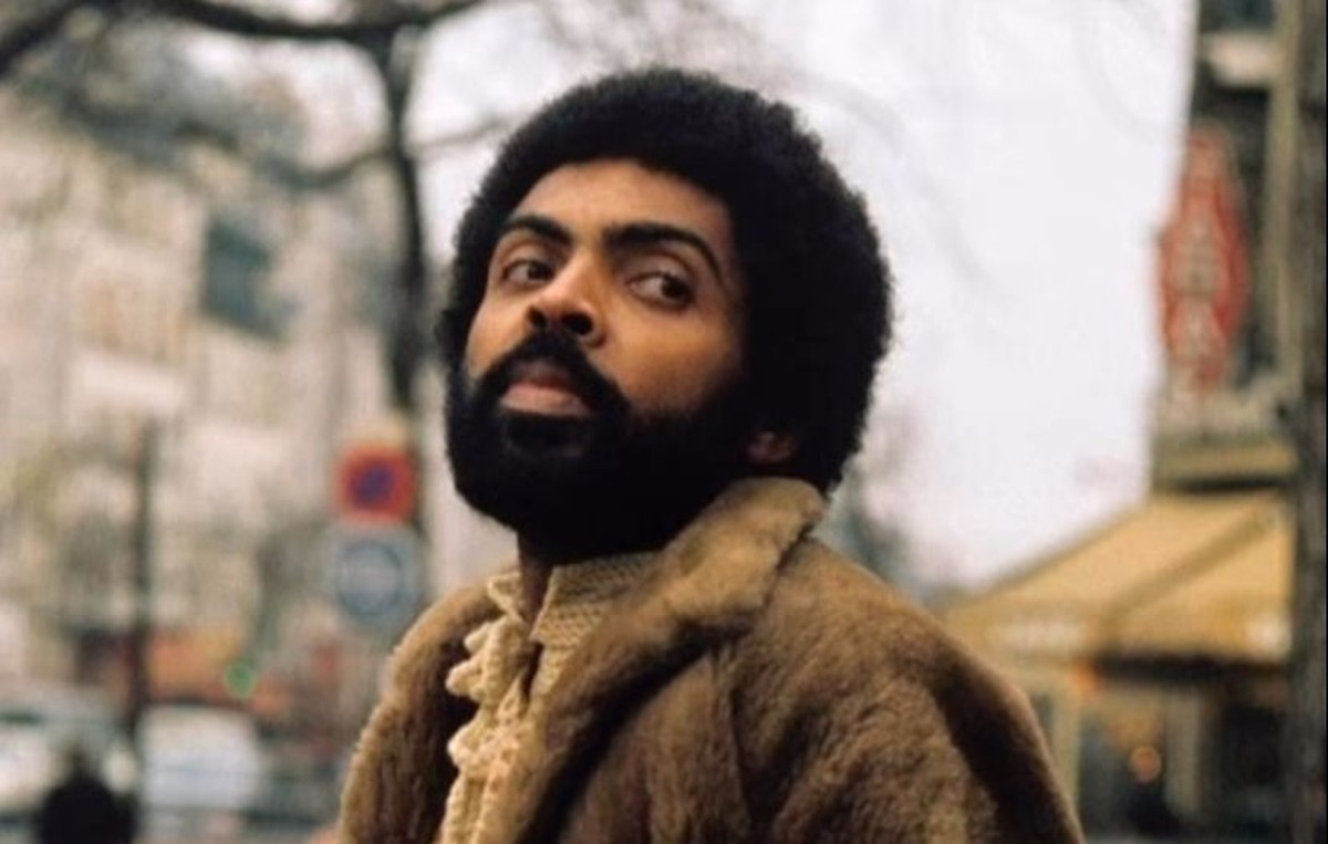 Gilberto Gil relembra foto da década de 60 em Paris: 'Durante o exílio'