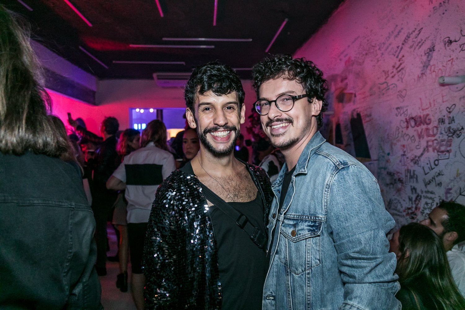 Colcci arma festa em SP e reúne celebridades e fashionistas