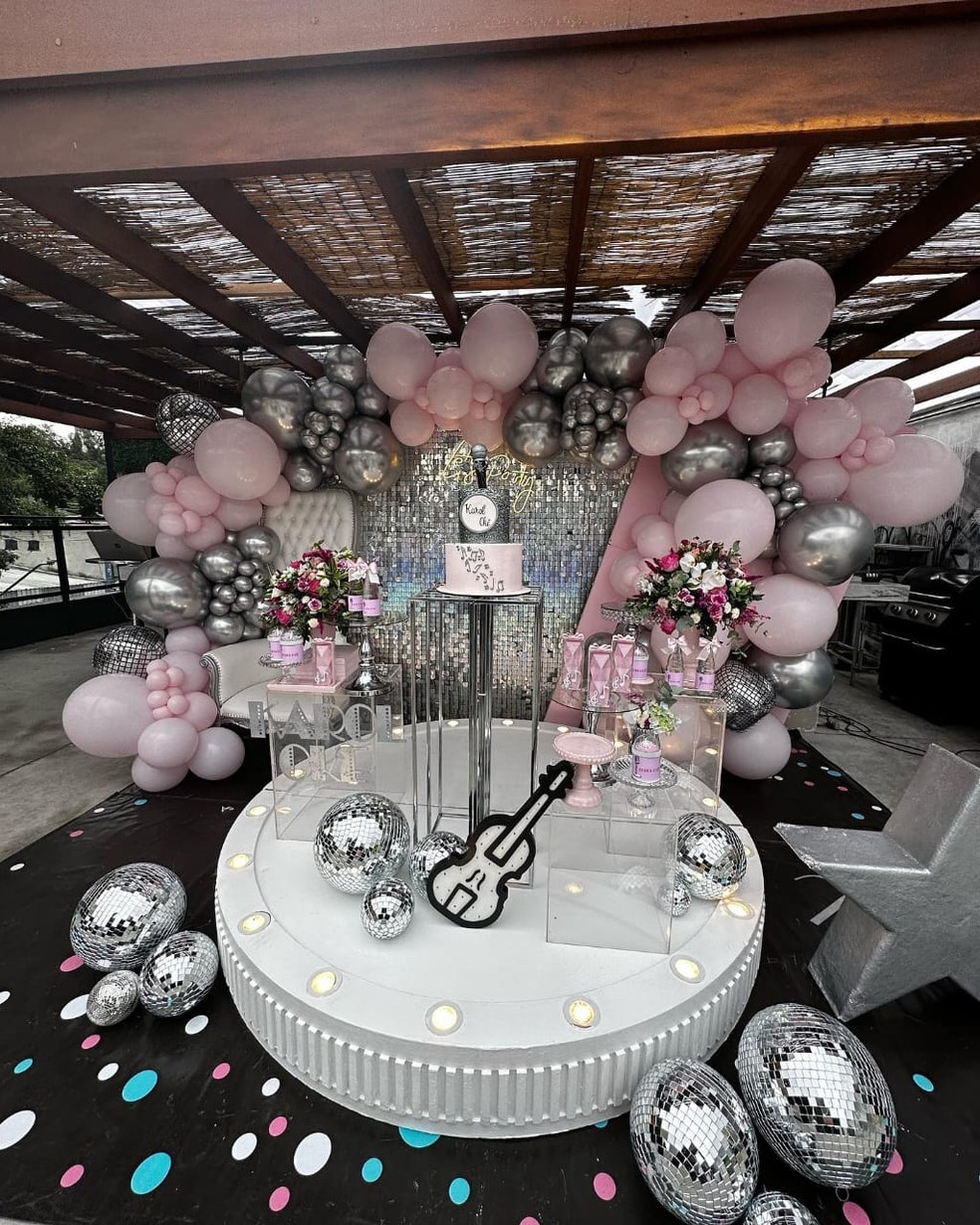 Karoline Lima celebra os 27 anos ao lado da filha e de Gui Araujo