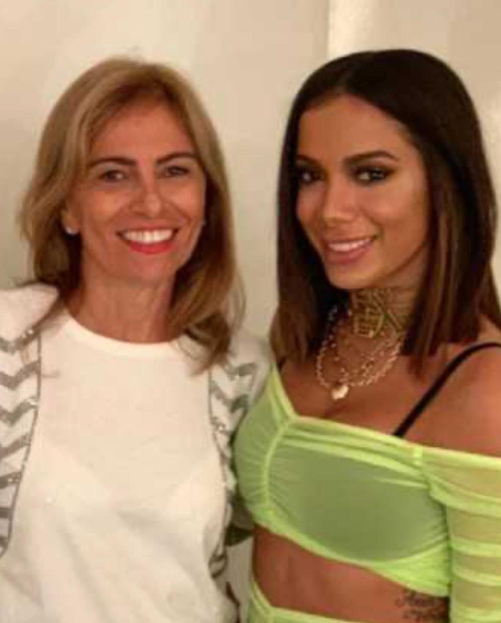 Anitta abre álbum da infância em homenagem à mãe: 'Me deu tudo que podia'