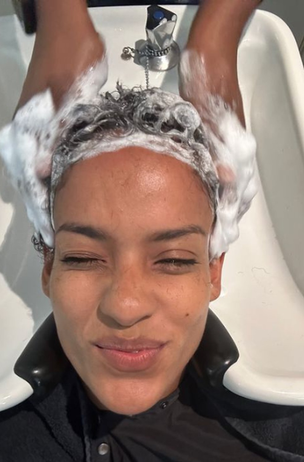 Narah Baptista posa seminua em meio a primeira gestação