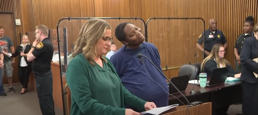 Nos EUA, mulher que matou menino de 3 anos sorri enquanto ouve sentença