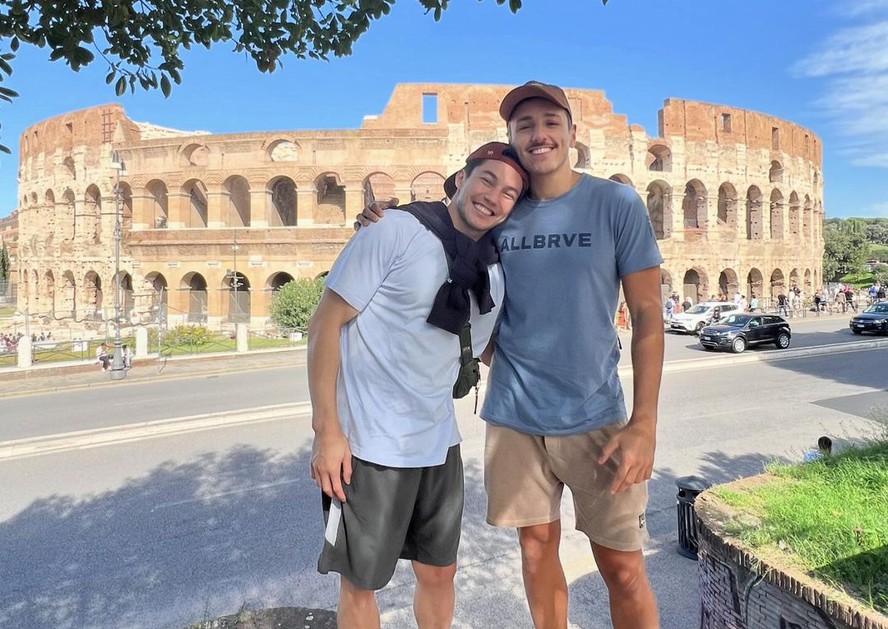 Arthur Nory exibe clique com namorado na Itália