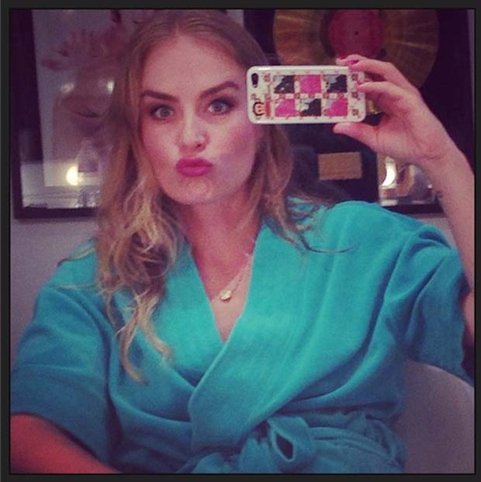 Angelica adere a onda do duck face no Instagram de roupão azul