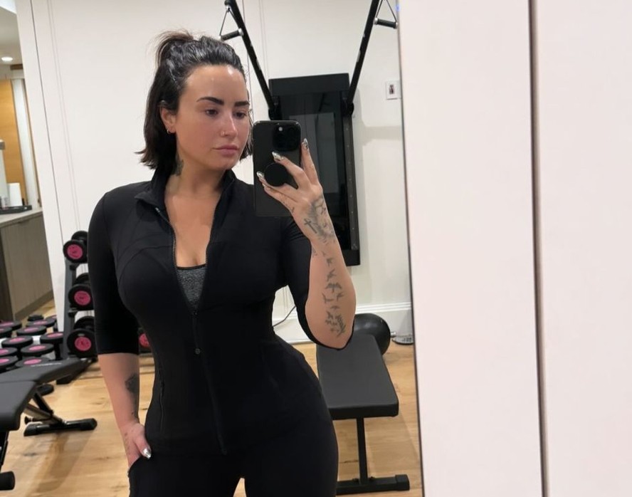 Demi Lovato esbanja beleza natural em academia