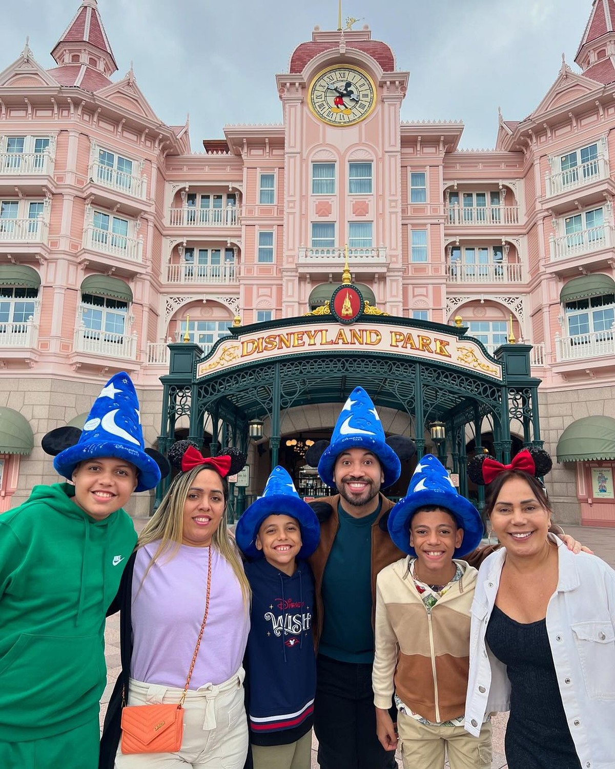 Gil do Vigor posa com a família na Disney de Paris: 'Realizando um sonho'