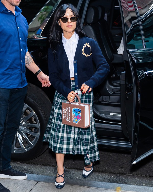 Jenna Ortega homenageia Winona Ryder com looks na press tour de ...