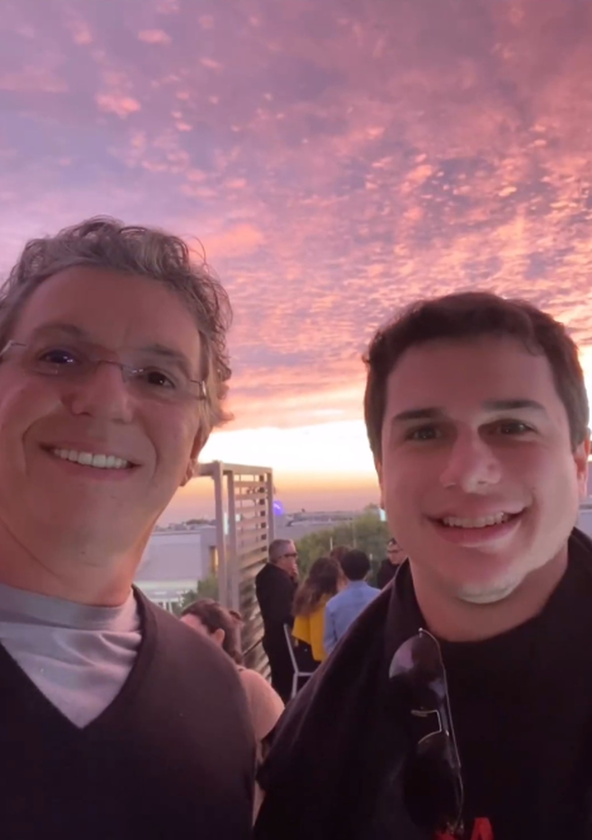 Boninho surge em momento raro com o filho e celebra aniversário: 'Cara ...