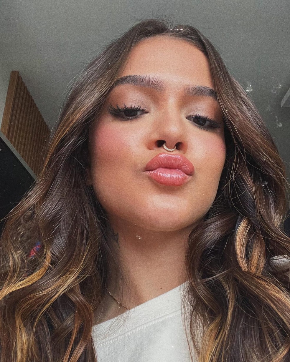 Mel Maia 'dá close' em cliques encantadores